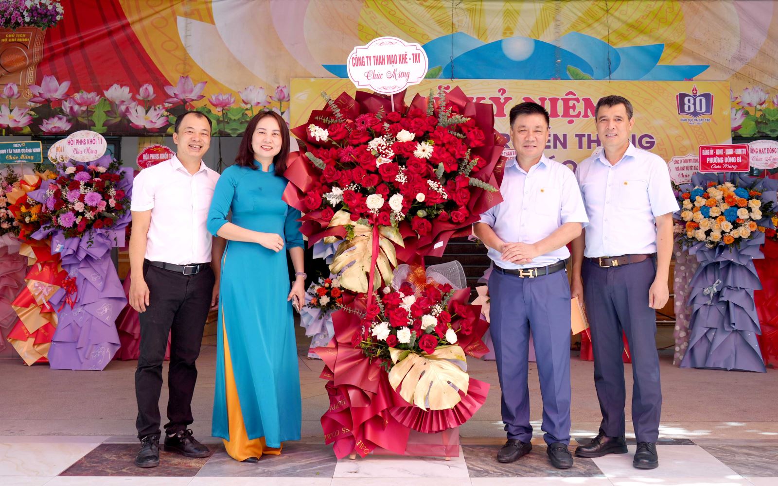 Công ty than Mạo Khê chúc mừng các trường nhân ngày khai giảng năm học mới